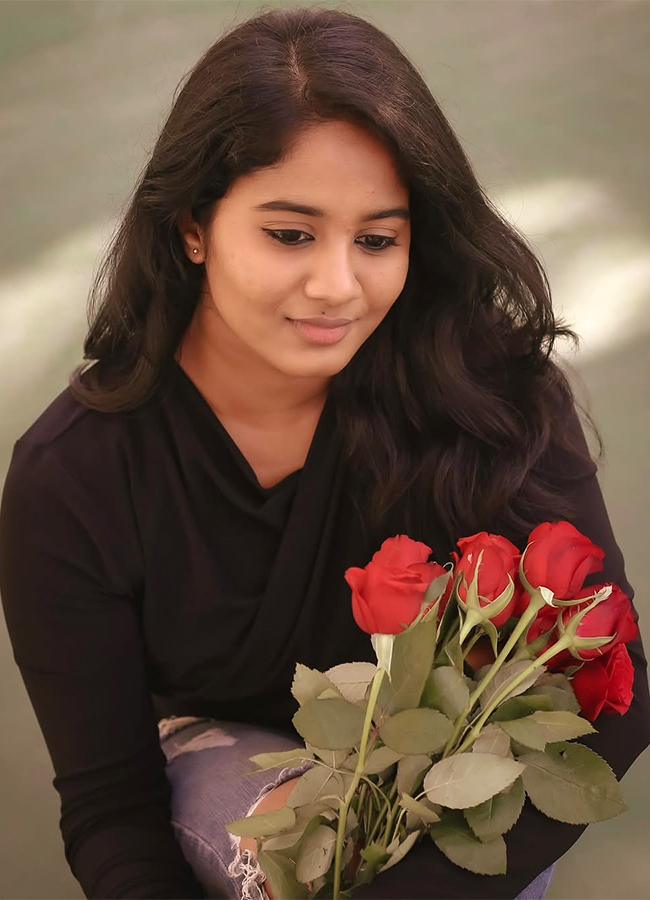 నటి బ్రిగిడా సాగా..కిక్‌ ఇచ్చే ఫోటోలు చూశారా..? | Peddha Kapu 1 Movie Actress Brigida Saga ...